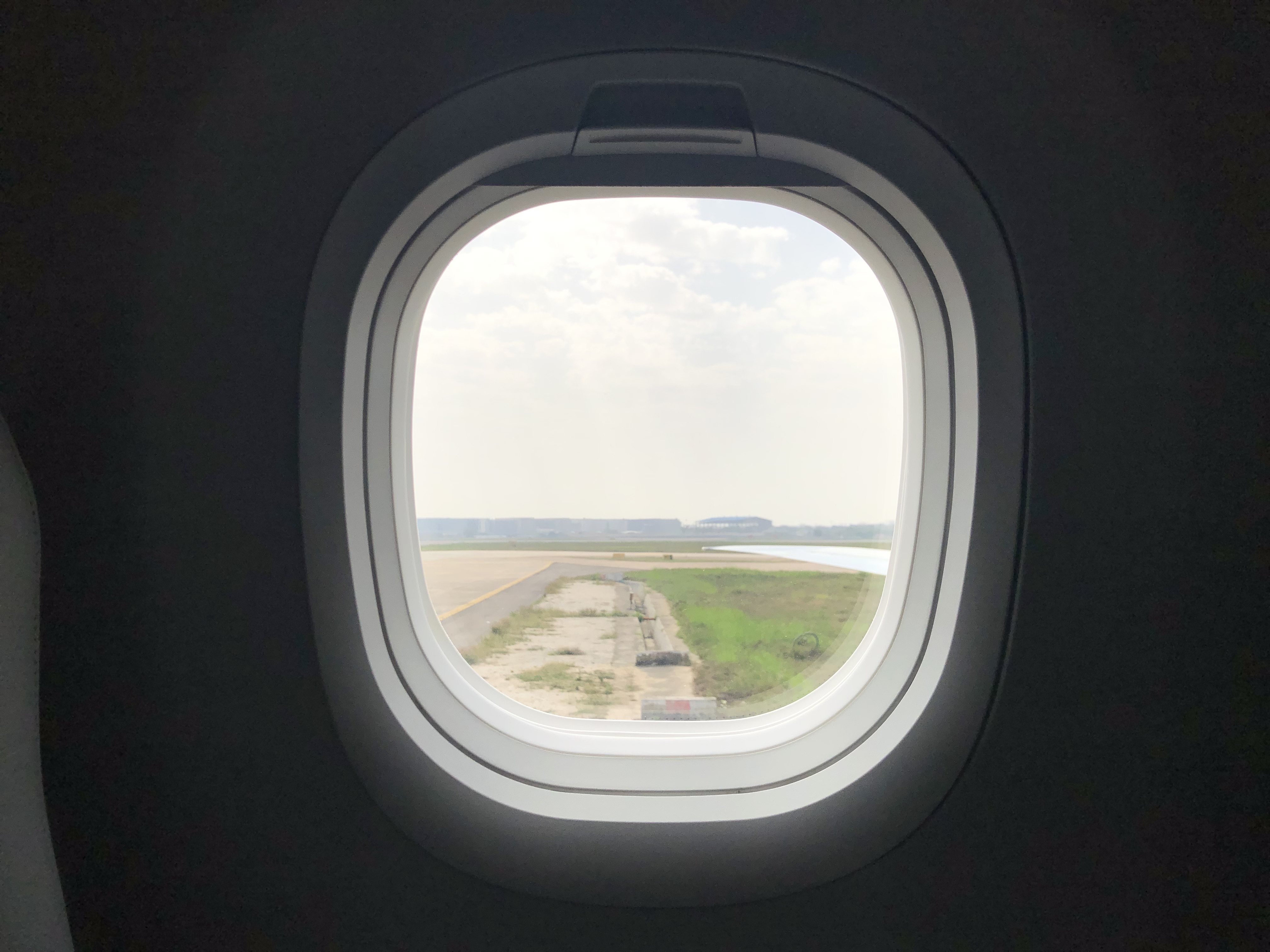 Flying the Aircraft with no middle seats: Embraer E2 - Live from a Lounge