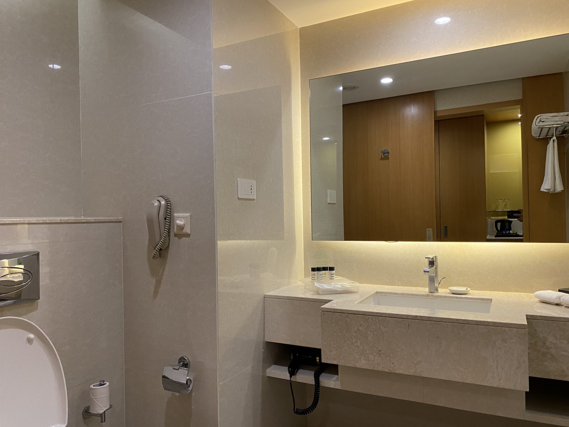 Hotel Review: Holiday Inn Amritsar Ranjit Avenue - Live from a Lounge