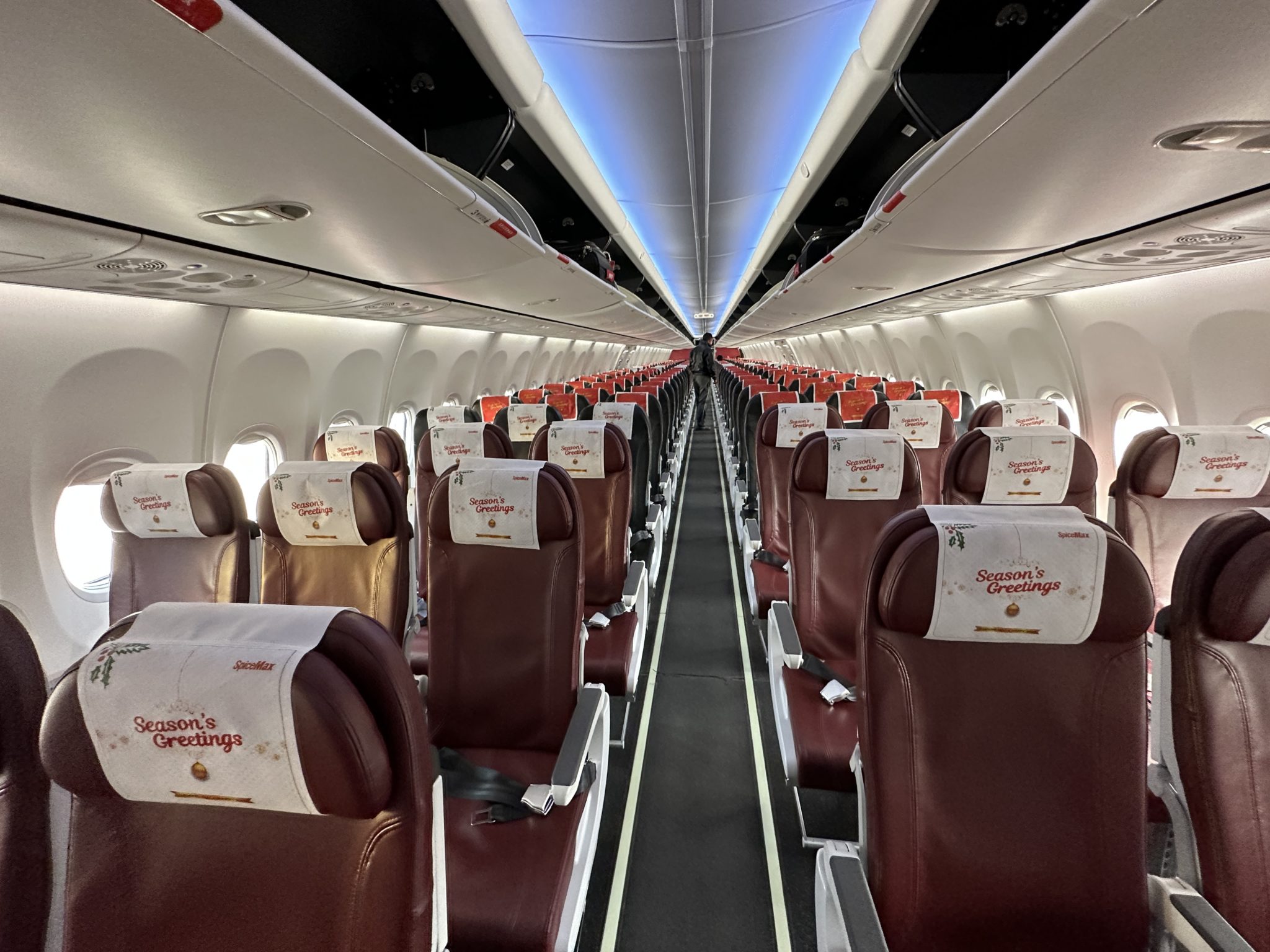 What is it like to fly a SpiceJet Boeing 737 MAX in 2023? - Live from a Lounge