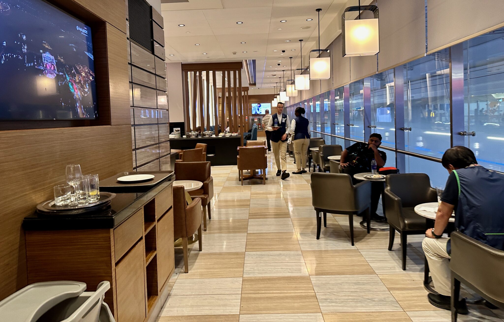 Review: Ahlan Business Class Lounge, Dubai Airport Terminal 1 - Live ...